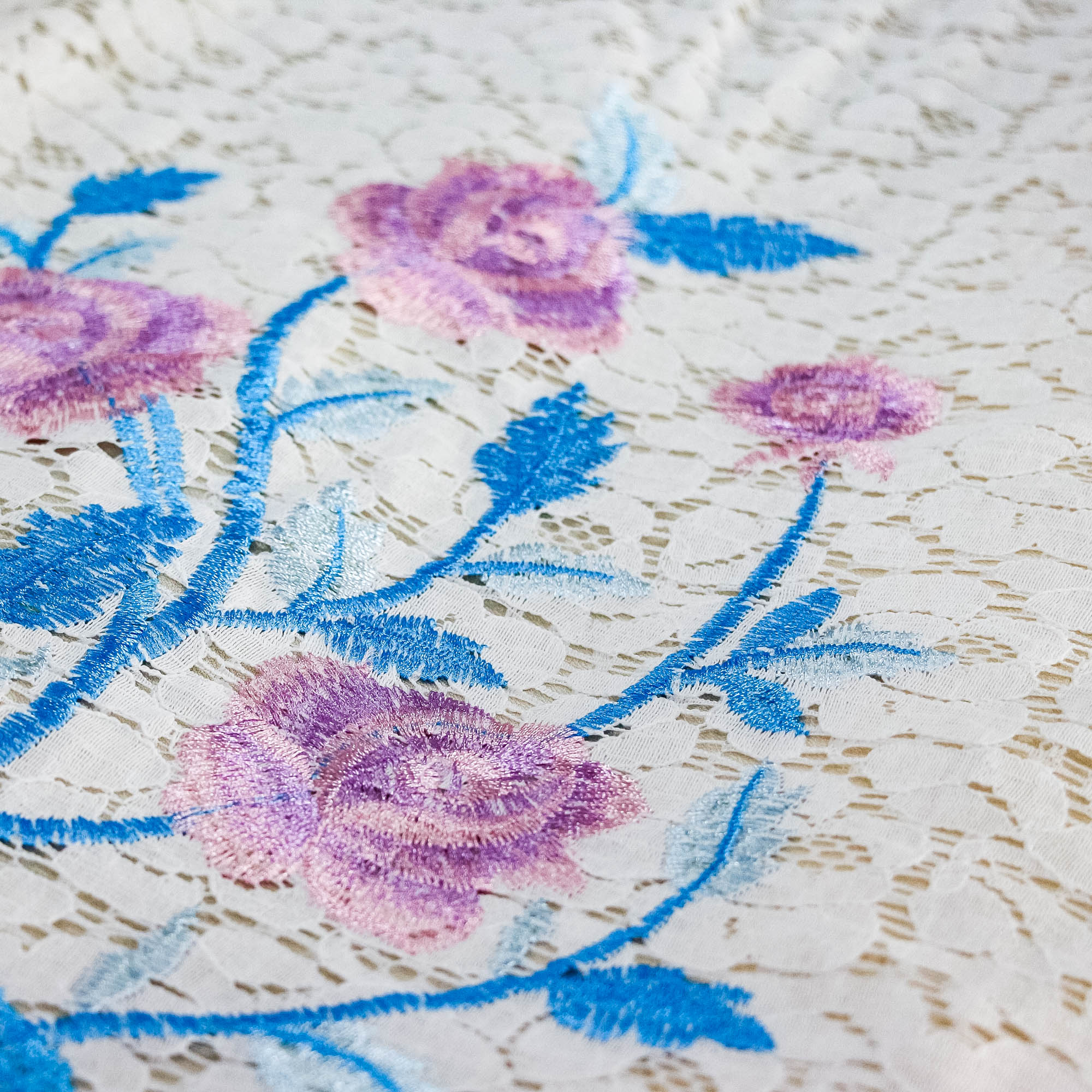 Tecido Renda Diversa Flores Lilás Fundo Branco - Empório dos Tecidos